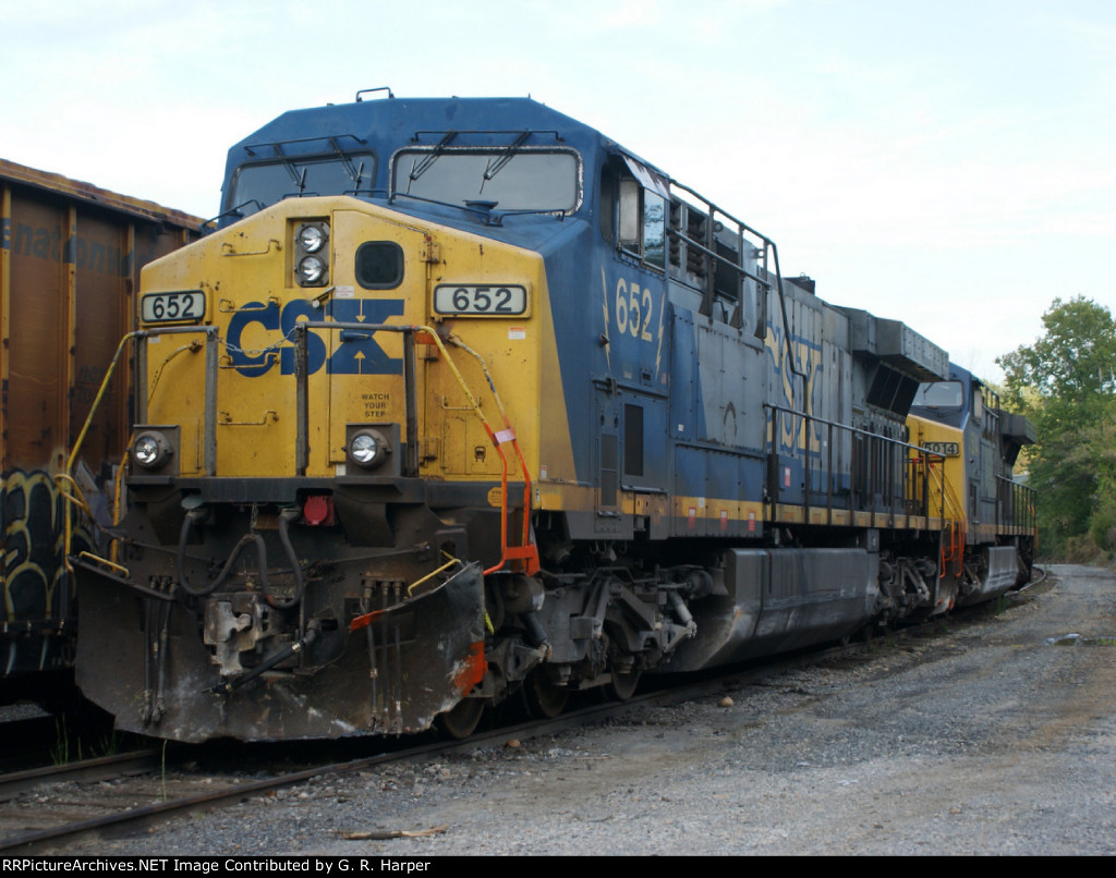 CSXT 652 and 5014 have been moved to the other side of Sandy Hook Yard, right next to Concord Tpke.